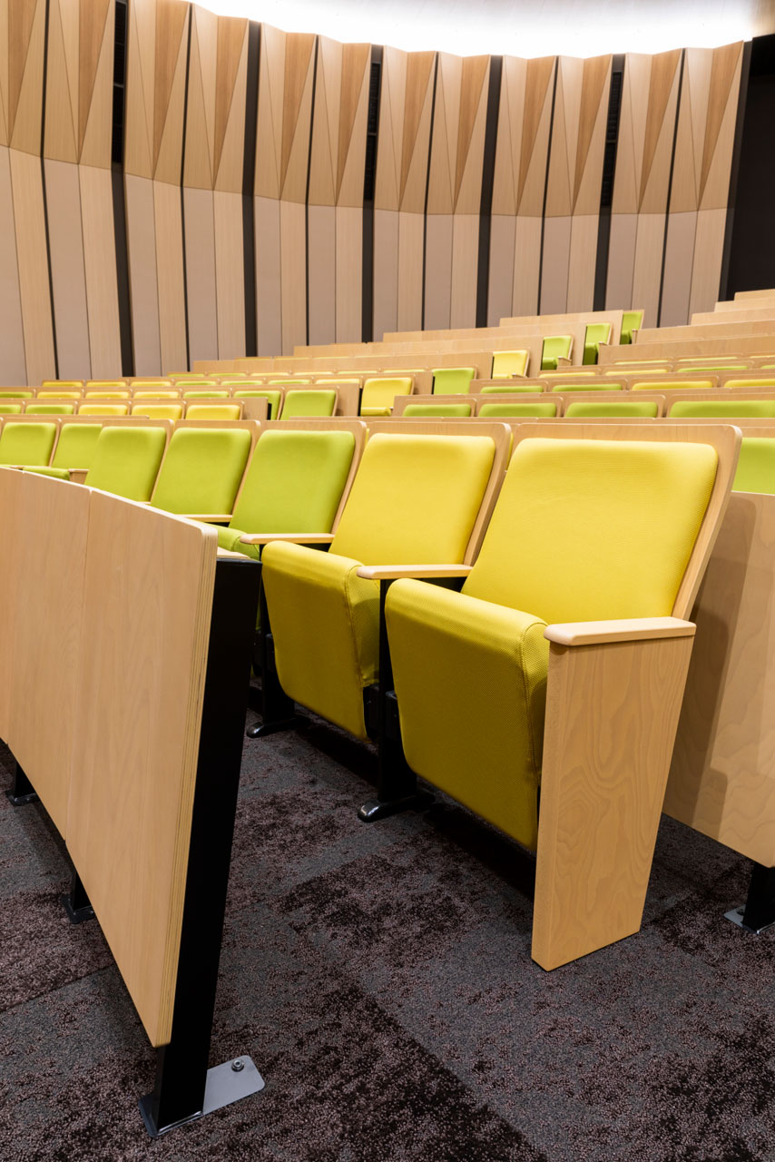 H.U. Bioness Complex 厚生棟 大ホール（H.U. Forest Hall）｜コトブキシーティング株式会社